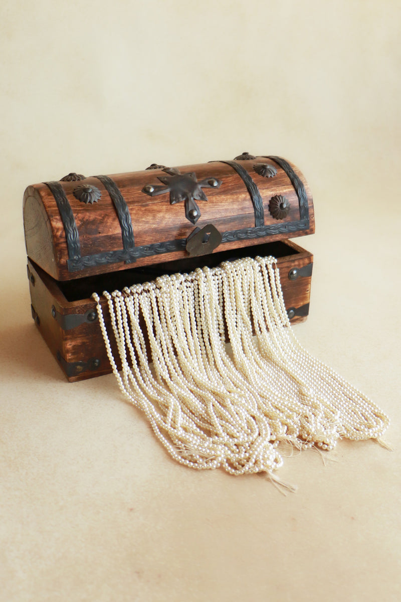 Pearl Bunch – Artista Prop Shop